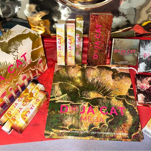 BH Cosmetics | Makeup | Htf Bh Cosmetics X Doja Cat Mega Set W Gold Bag ...